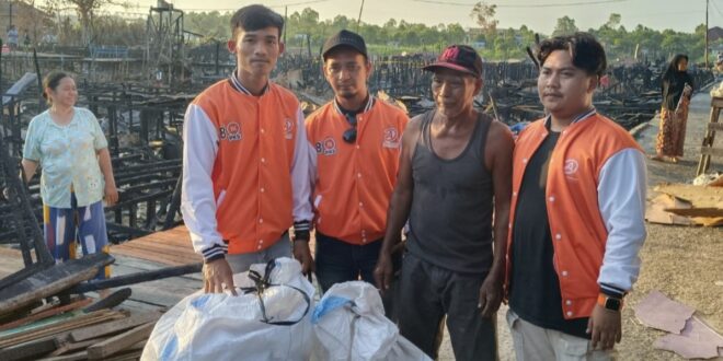 Wujud Kepedulian, Relawan Dikki Akhmar Beri Bantuan Ke Warga Korban Kebakaran Kawasan Flamboyan ...